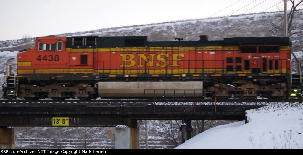 BNSF 4438